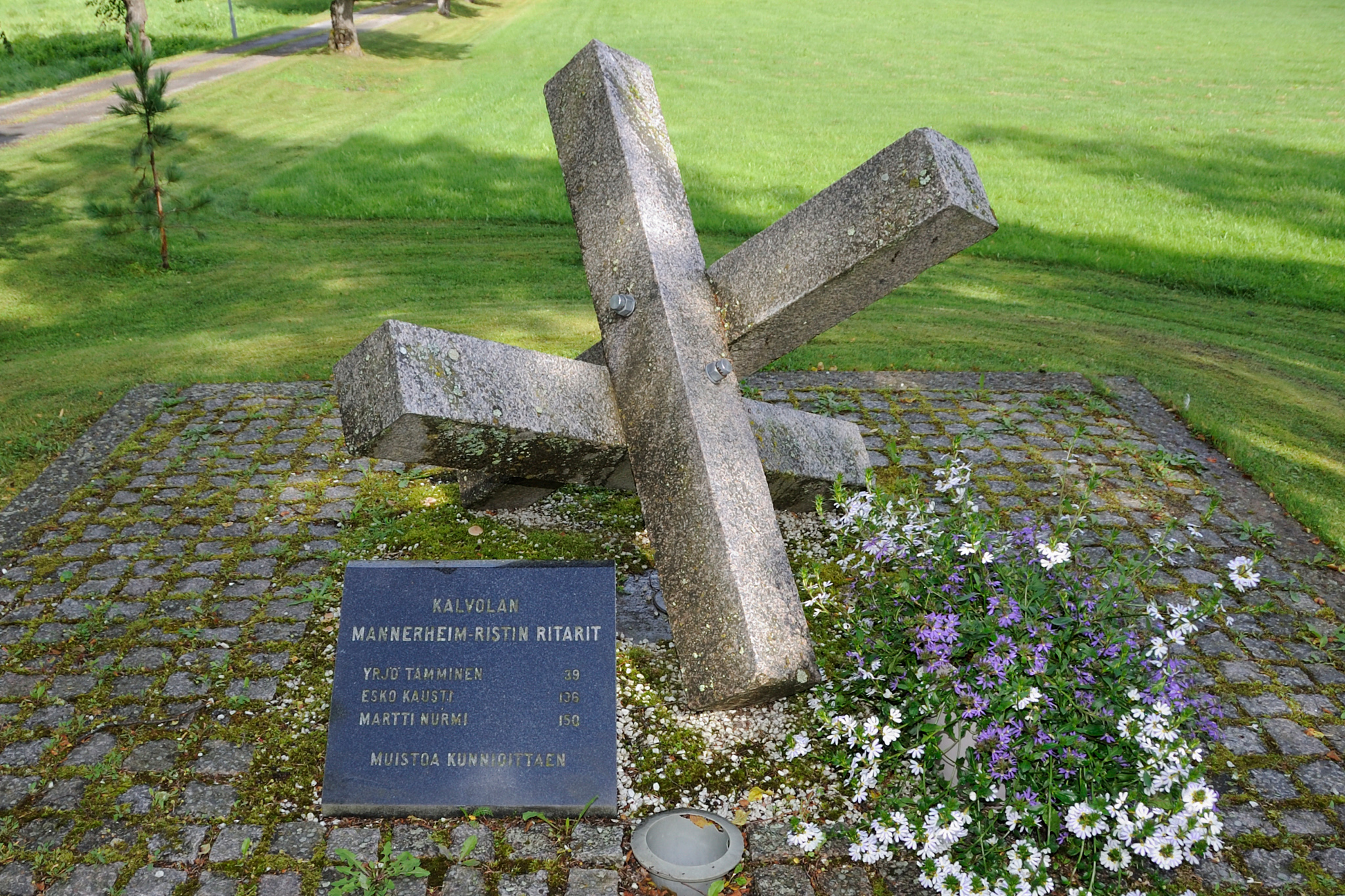 Sotasampo | Sankarihautausmaat ja -vainajat Suomessa: Hämeenlinna, Kalvola