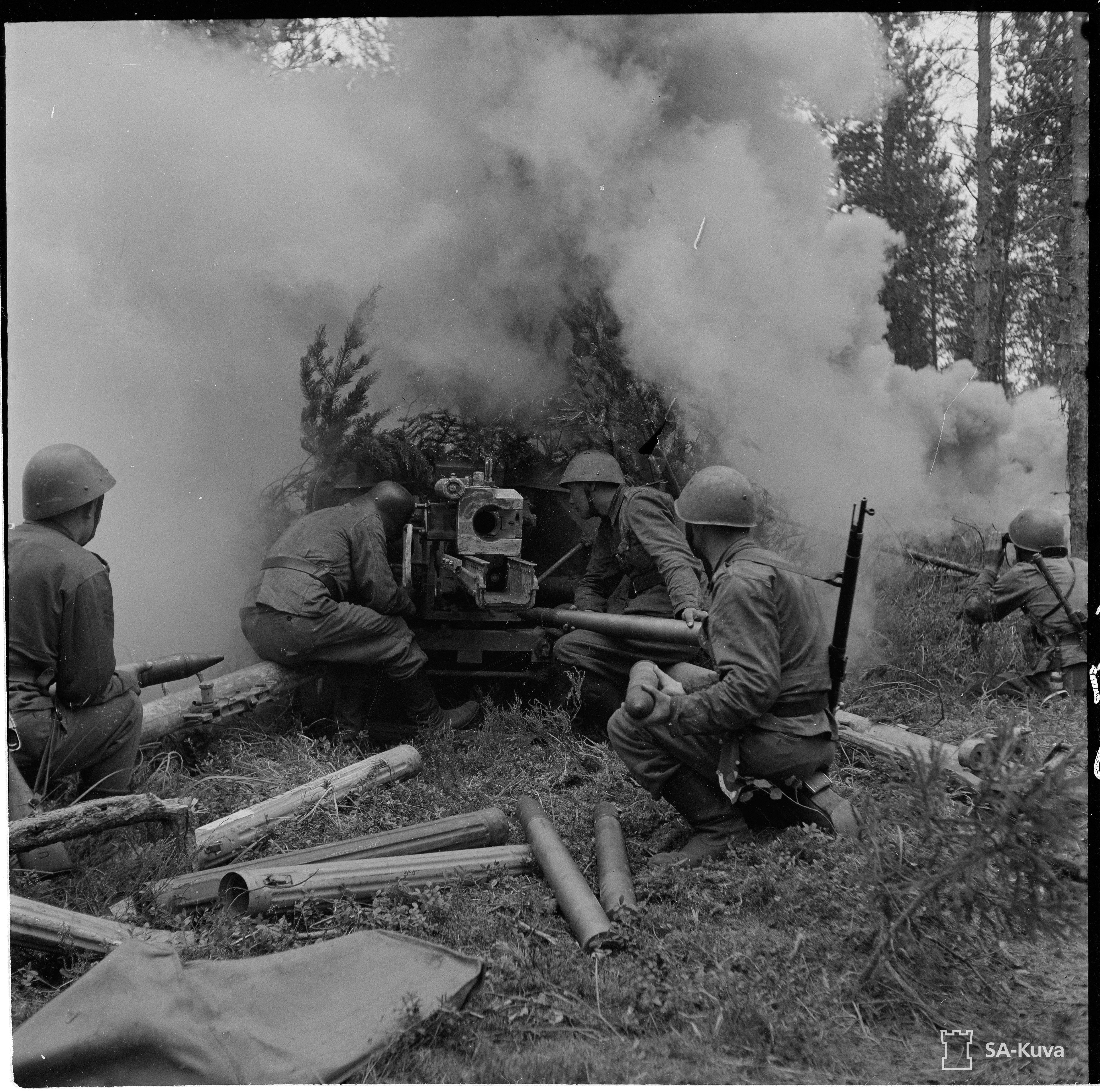 Finnish troops and a German-built 7.5 cm PaK 40 anti-tank gun (7,5 cm ...
